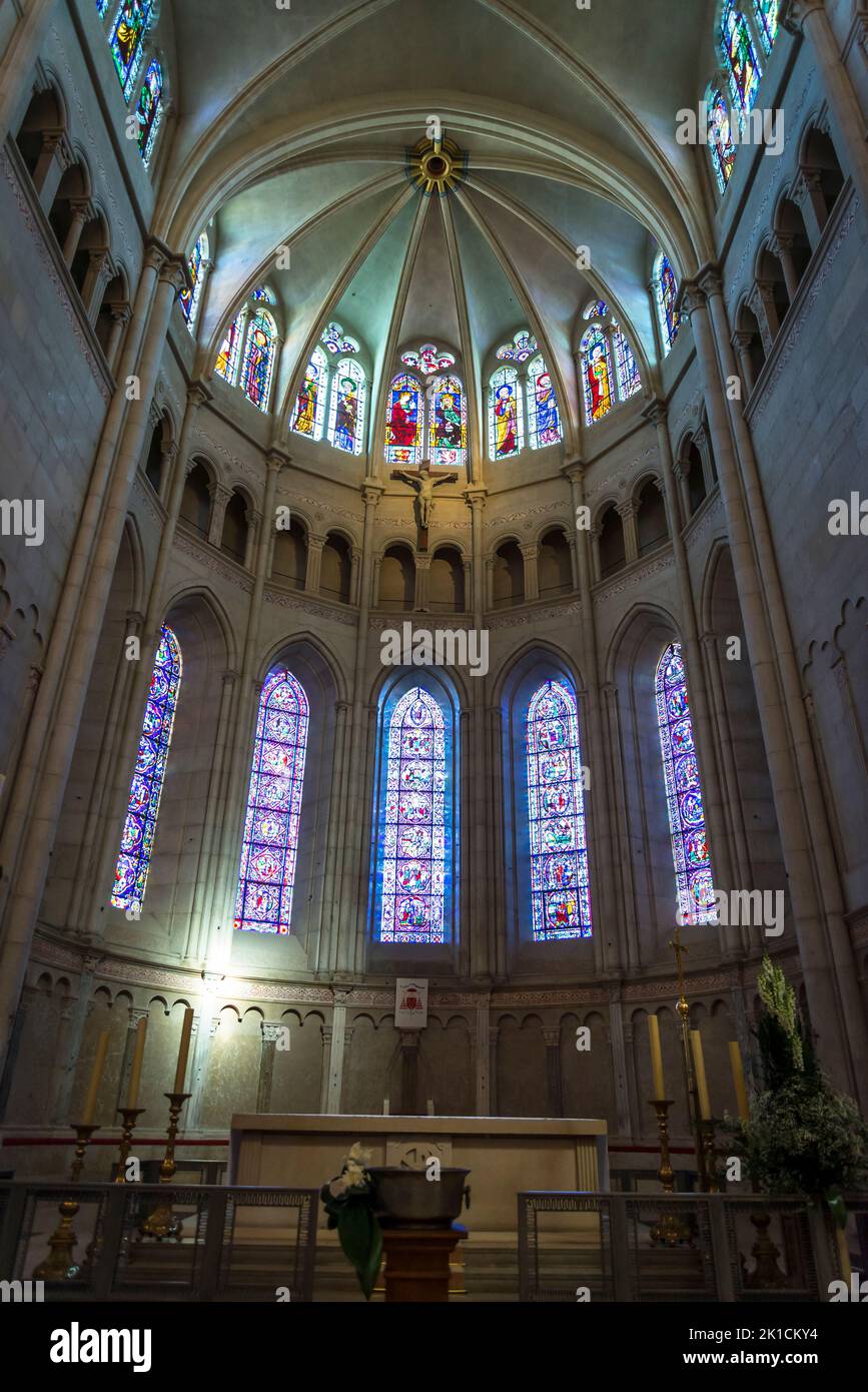 Main altar of Lyon Cathedral, Cathédrale Saint-Jean-Baptiste de Lyon ...