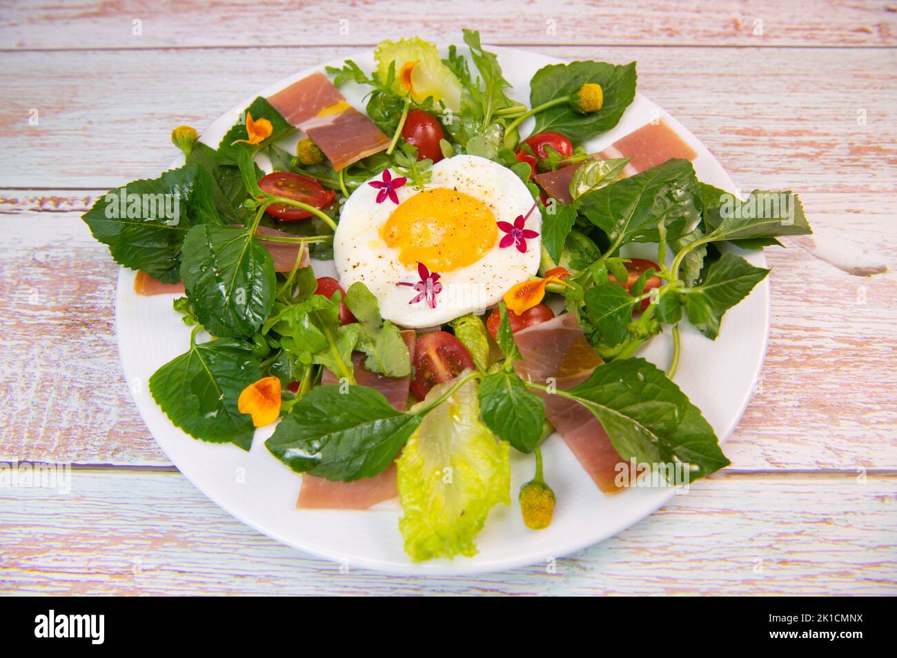 Recipe Fried egg on a bed of salad with Mafane, rocket, cherry tomato ...