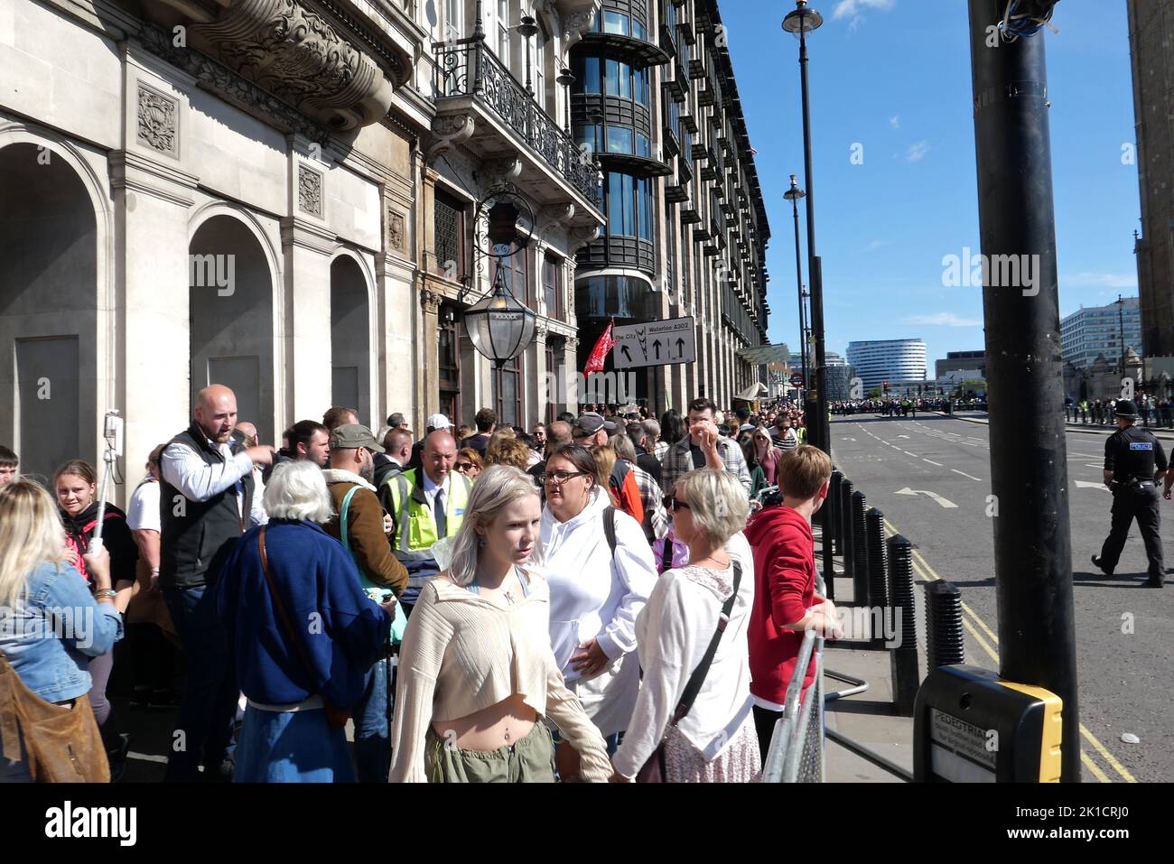 1000s flock to london hi-res stock photography and images - Alamy