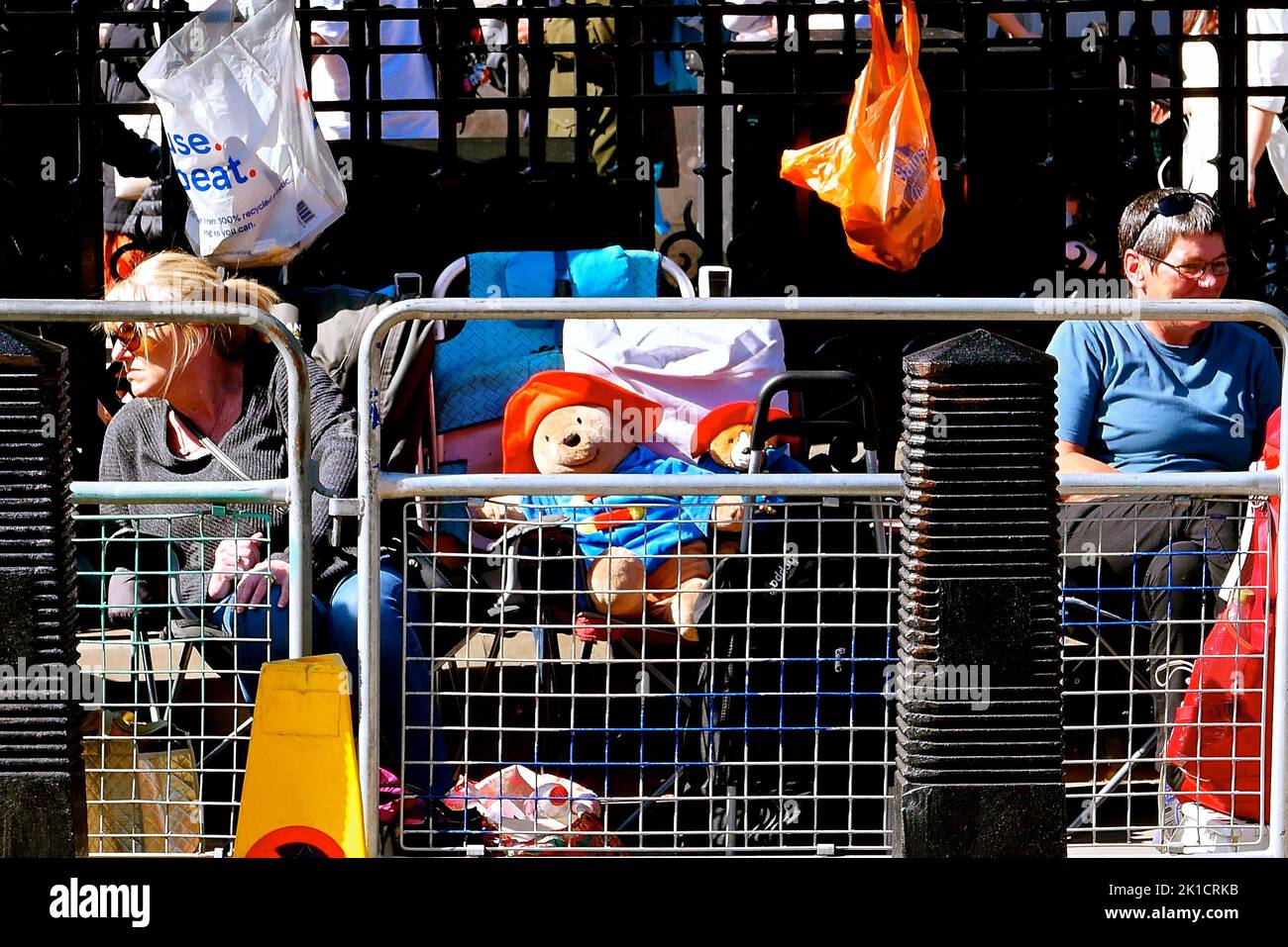 Thousands of people are paying there last respects to the Queen at ...