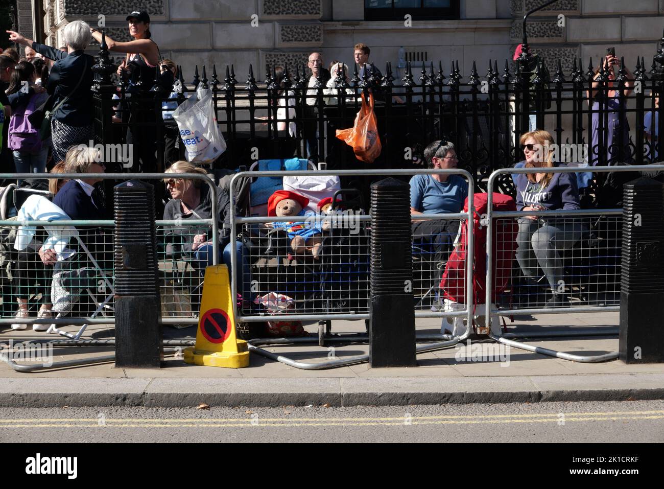 1000s flock to london hi-res stock photography and images - Alamy