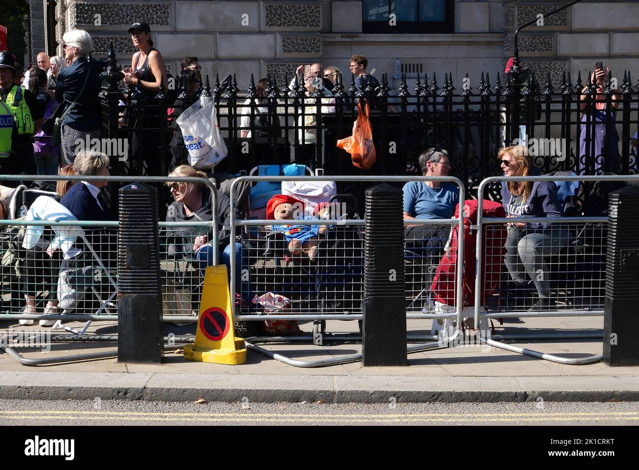 Thousands of people are paying there last respects to the Queen at ...