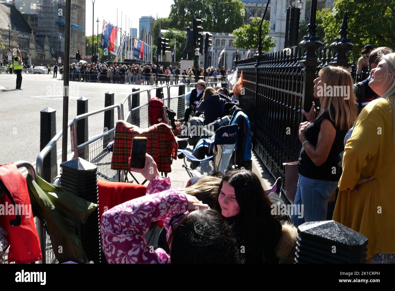 Thousands of people are paying there last respects to the Queen at ...