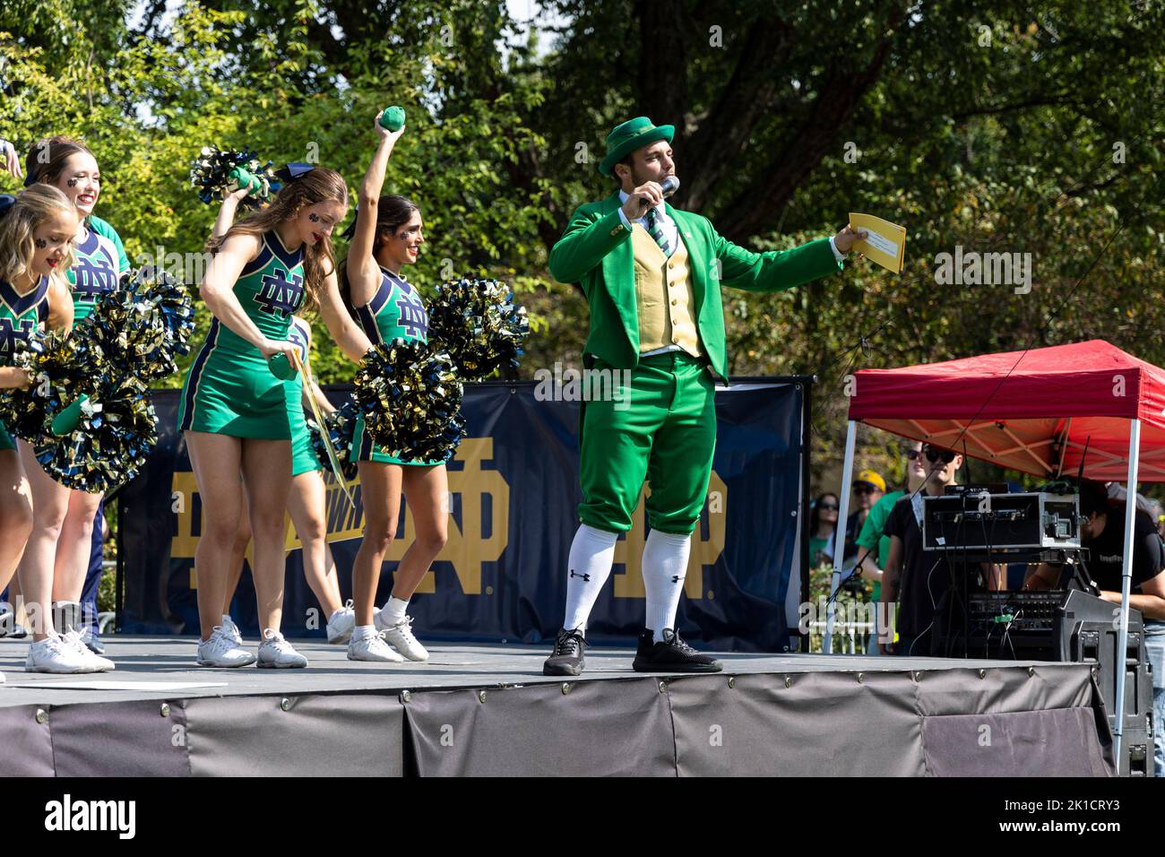 Notre dame stadium crowd hi-res stock photography and images - Alamy