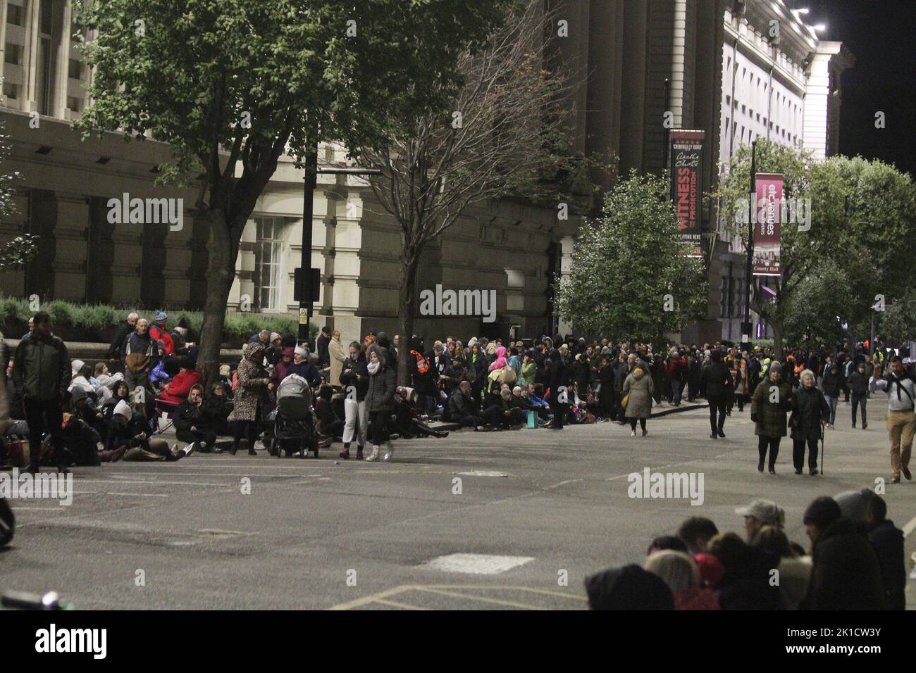 Long queue hotel hi-res stock photography and images - Alamy
