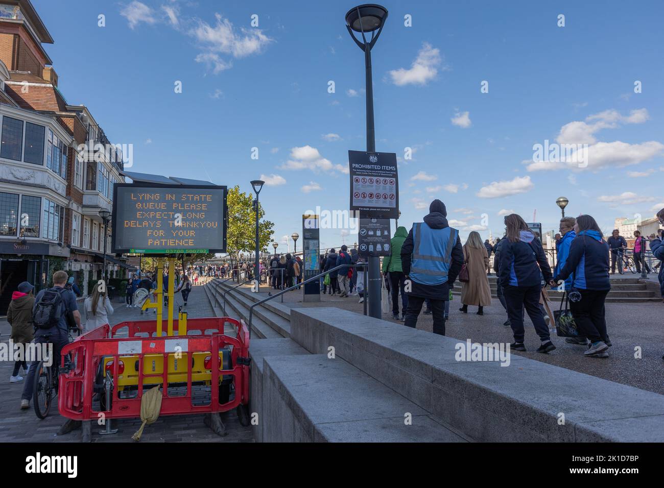 London, UK. 17th Sept, 2022. Thousands of people continue to wait in ...