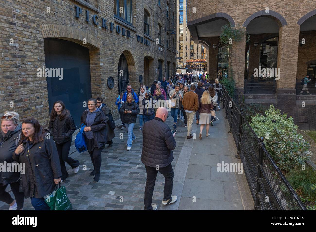 London, UK. 17th Sept, 2022. Thousands of people continue to wait in ...