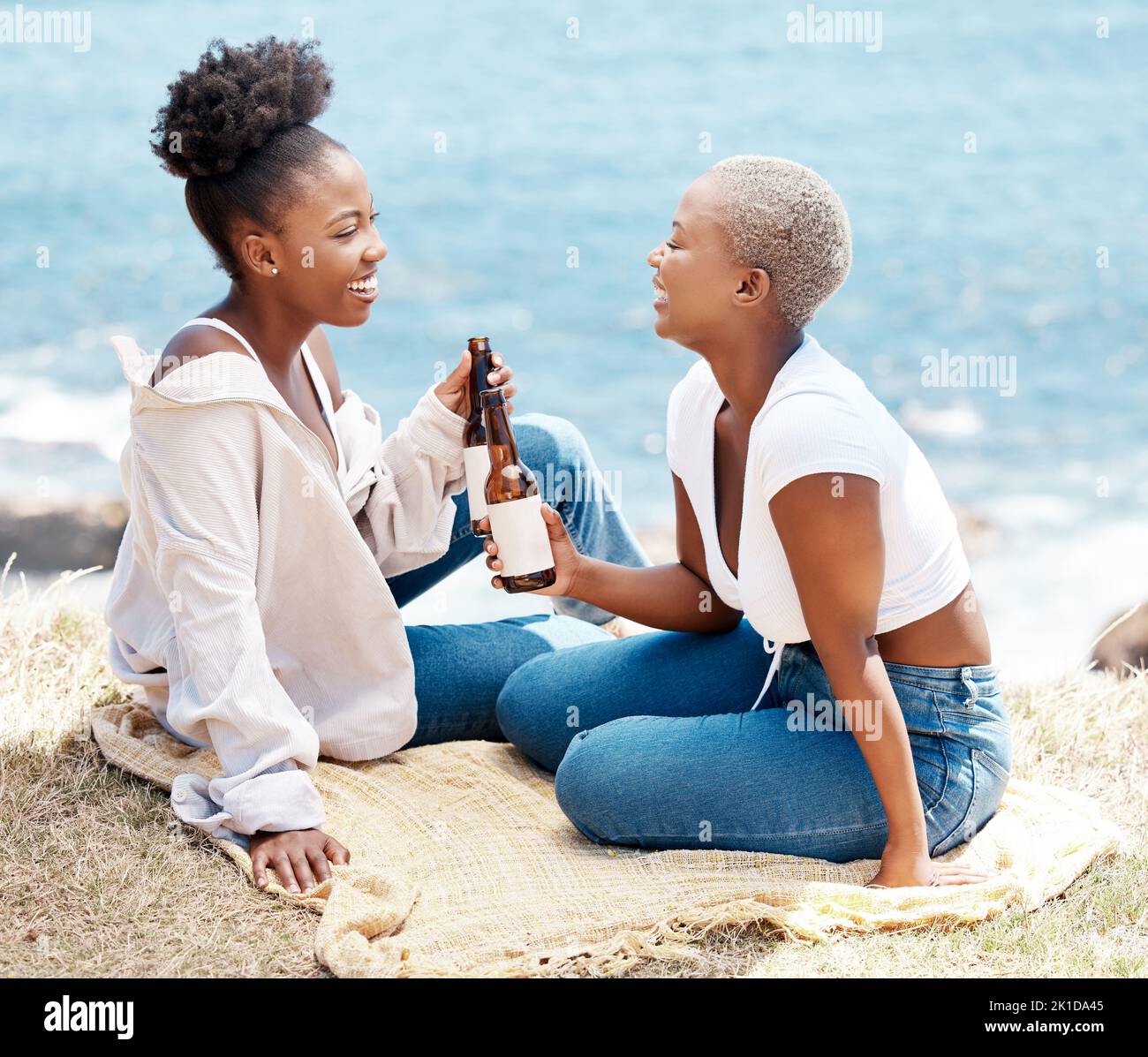 Women holiday fun relaxing hi-res stock photography and images - Alamy