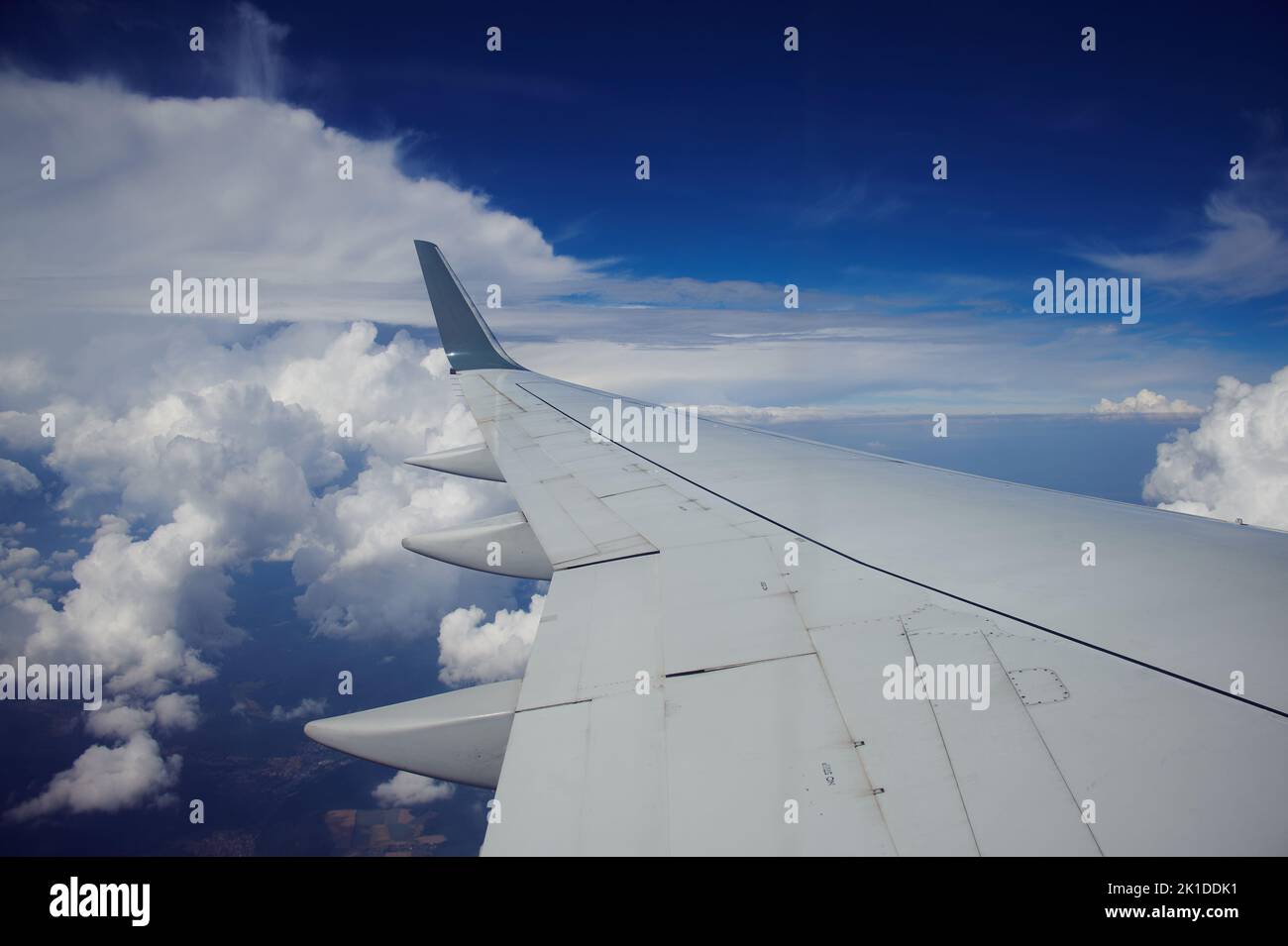 Airplane wing above blue sky hi-res stock photography and images - Alamy