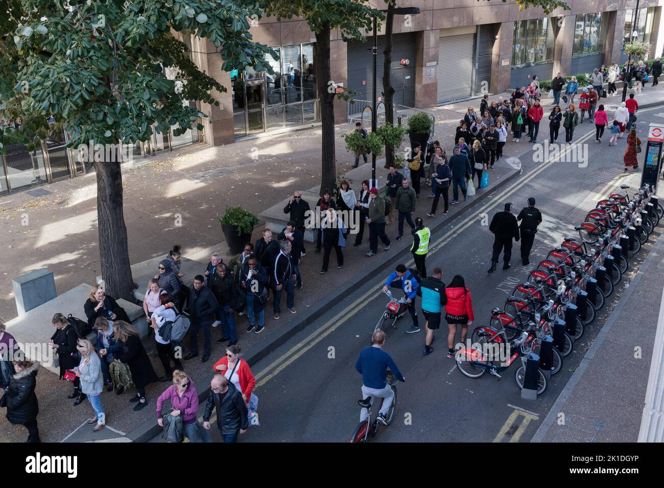 London, UK. 17th September, 2022. A large queue stretches near London ...