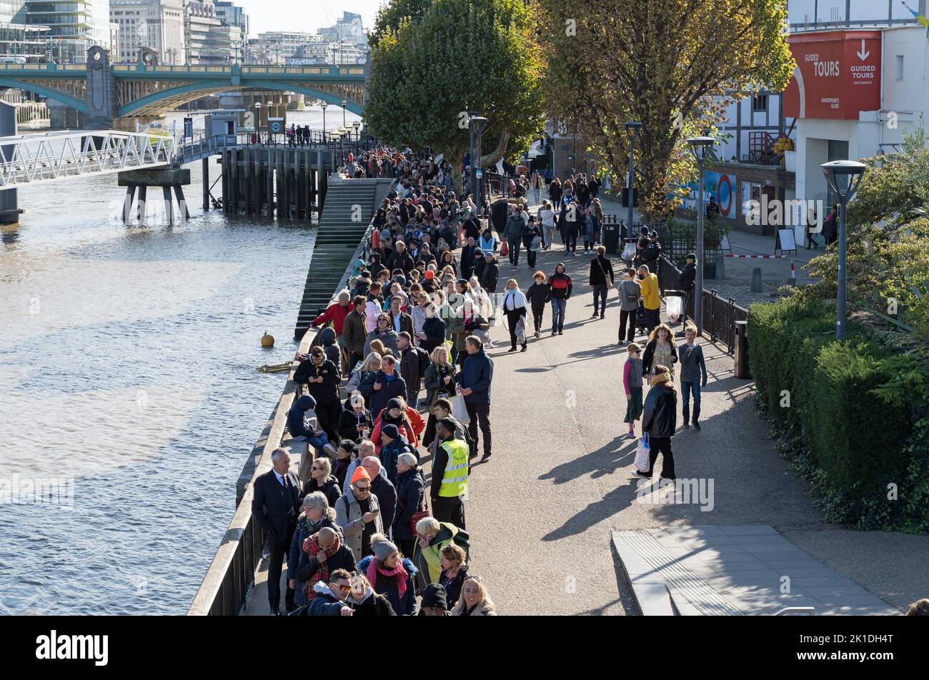 Queue along the banks of the River Thames, people waiting to pay their ...