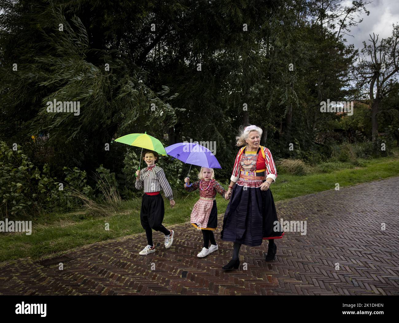 2022-09-17 14:34:05 MARKEN - People in Dutch costumes on their way to ...