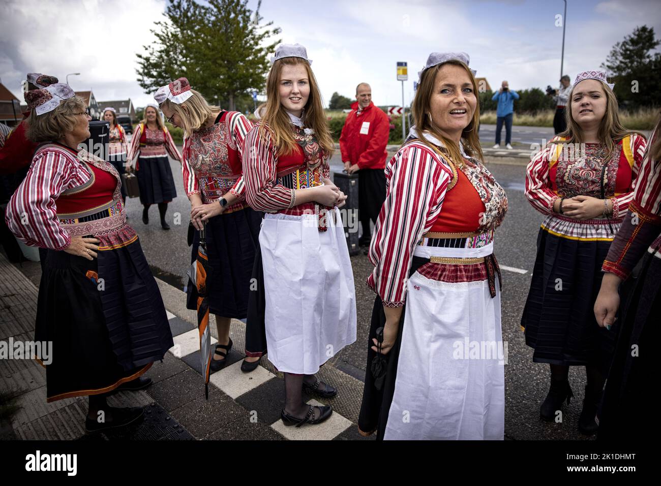 2022-09-17 14:40:36 MARKEN - People in Dutch costumes leave by bus to ...