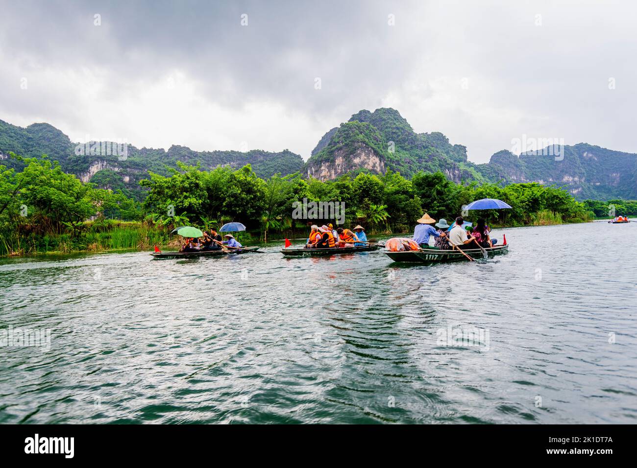 Row boat next to river hi-res stock photography and images - Alamy