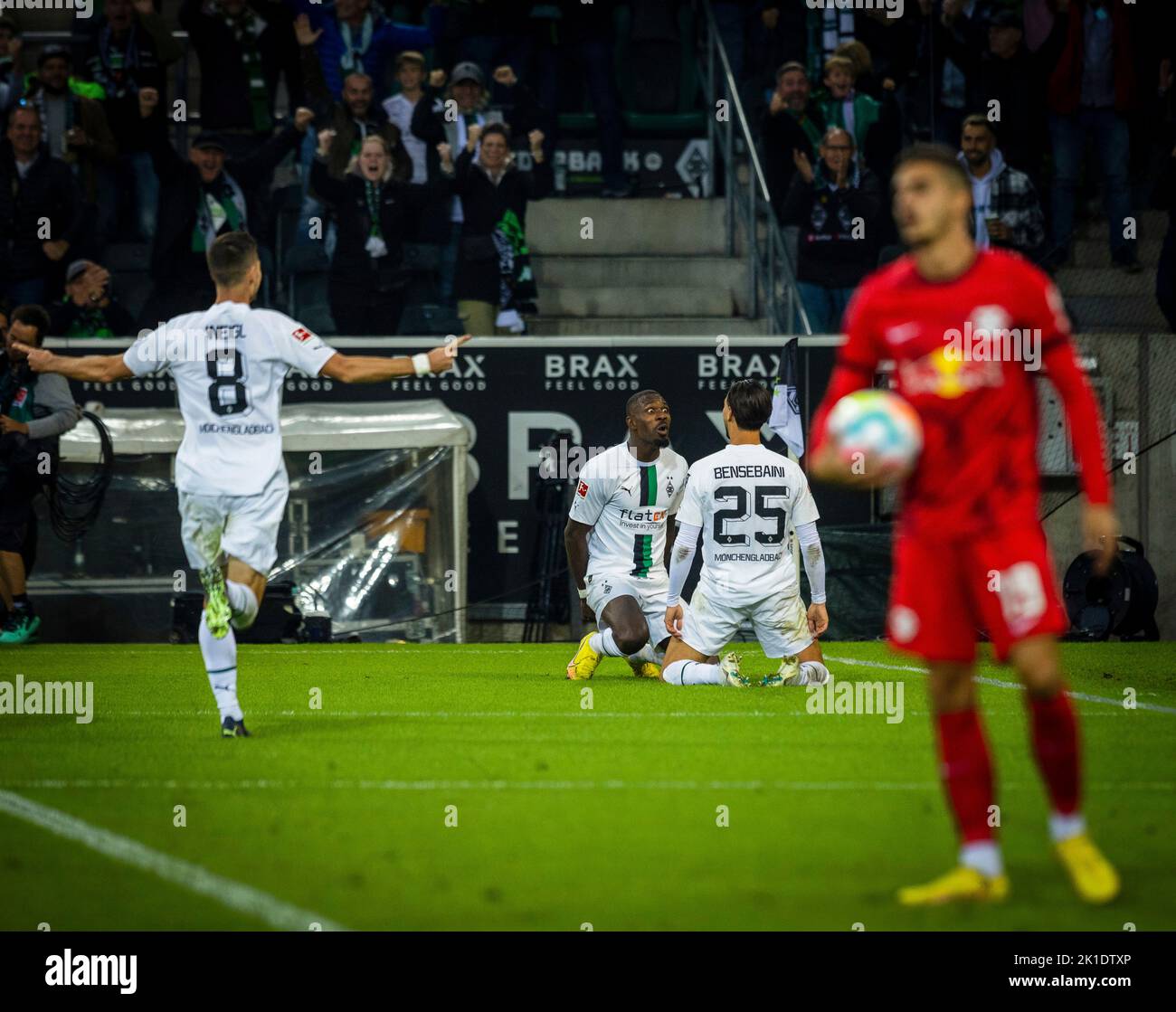 Torjubel: Marcus Thuram (BMG), Rami Bensebaini (BMG), Julian Weigl (BMG ...