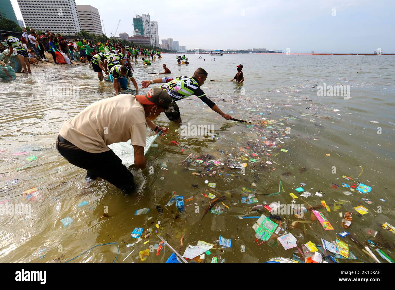 Philippines. 17th Sep, 2022. Volunteers collect polluting trash and ...