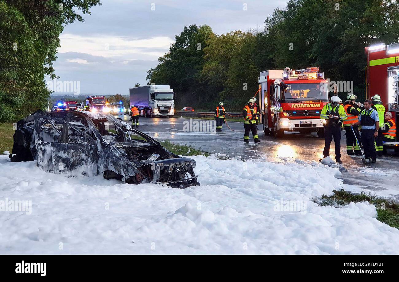Werne, Germany. 17th Sep, 2022. A completely burnt-out wrecked car is ...