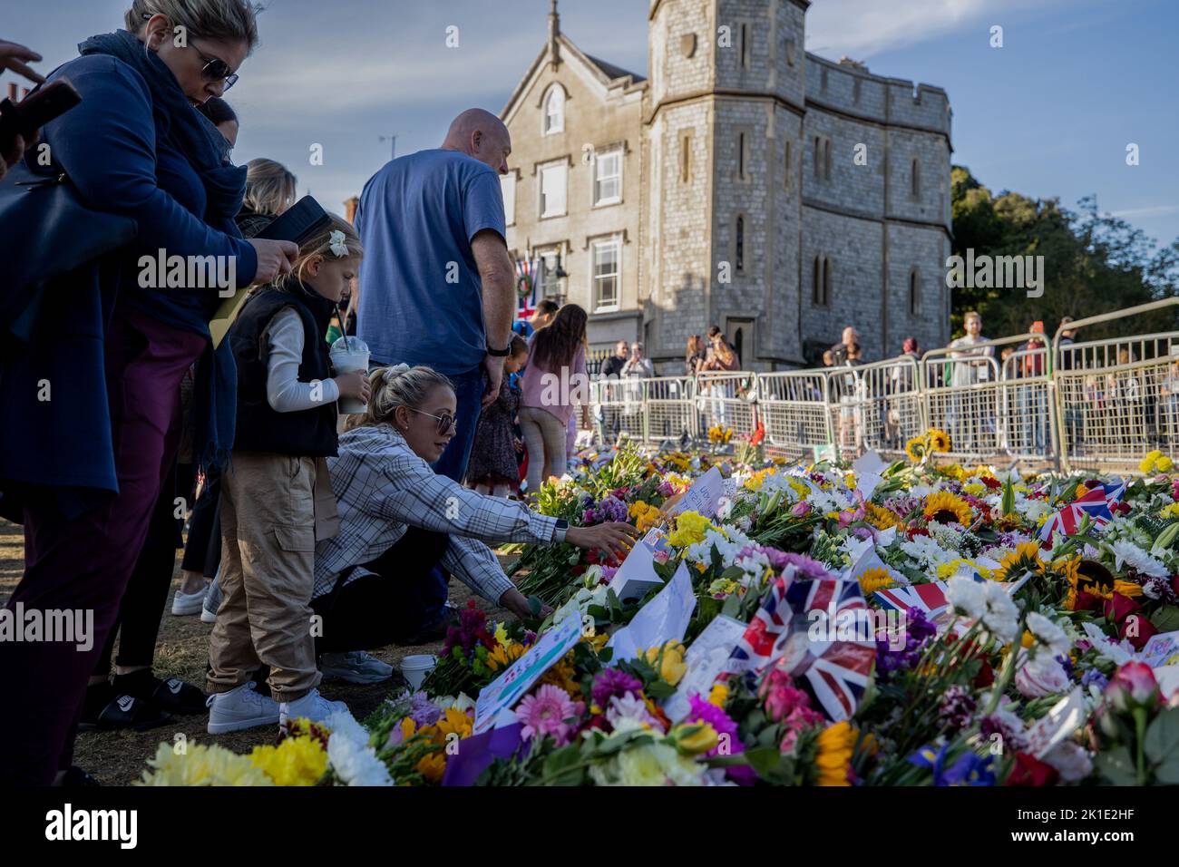Windsor, UK. 17th Sep, 2022. A mourner seen reading the message card at ...