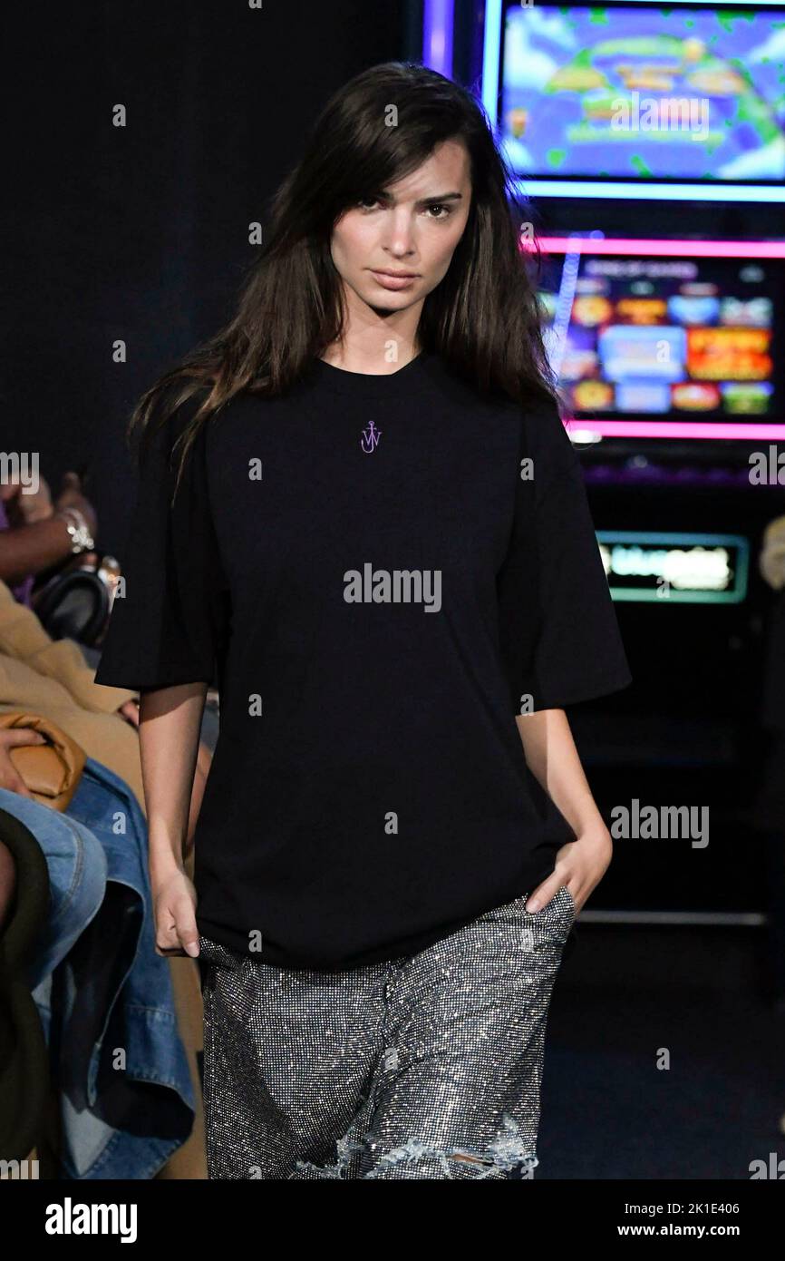 Emily ratajkowski 2022 hi-res stock photography and images - Alamy