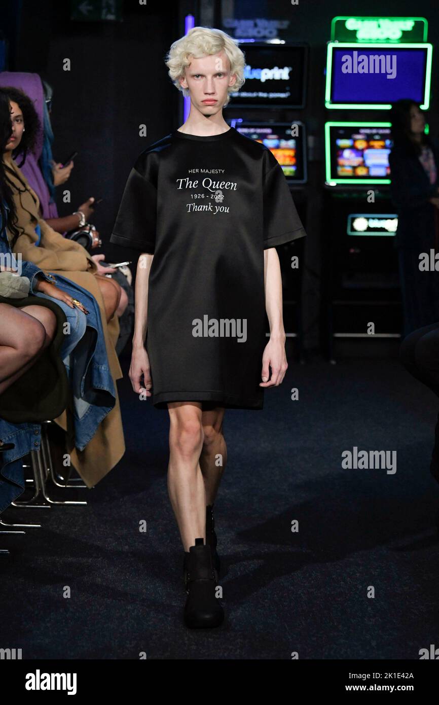 Tribute to Queen Elizabeth II at JW ANDERSON SS23 runway during during ...