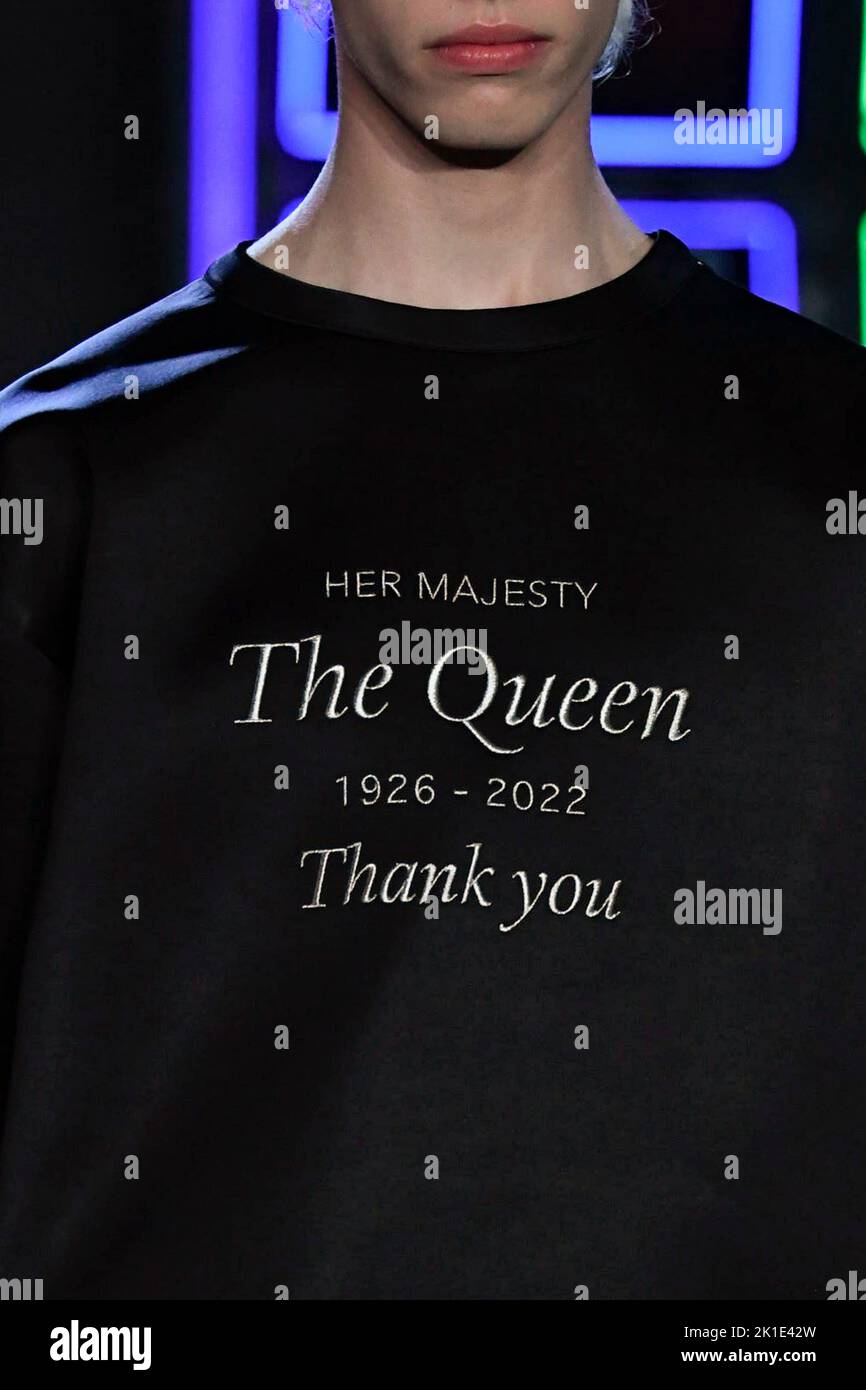 Tribute to Queen Elizabeth II at JW ANDERSON SS23 runway during during ...