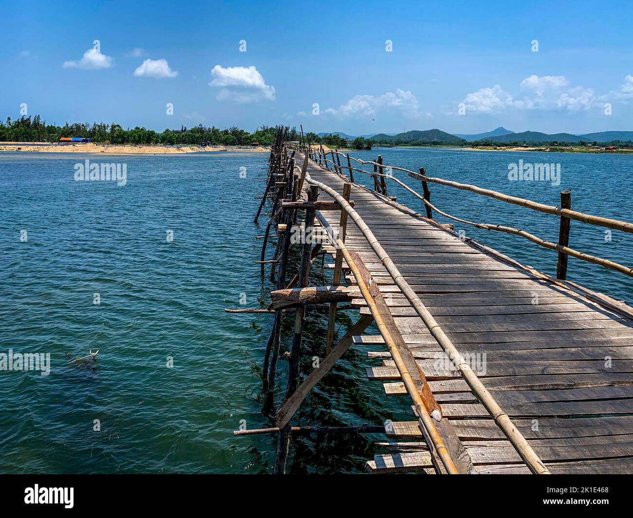 Old wood railing beach hi-res stock photography and images - Alamy