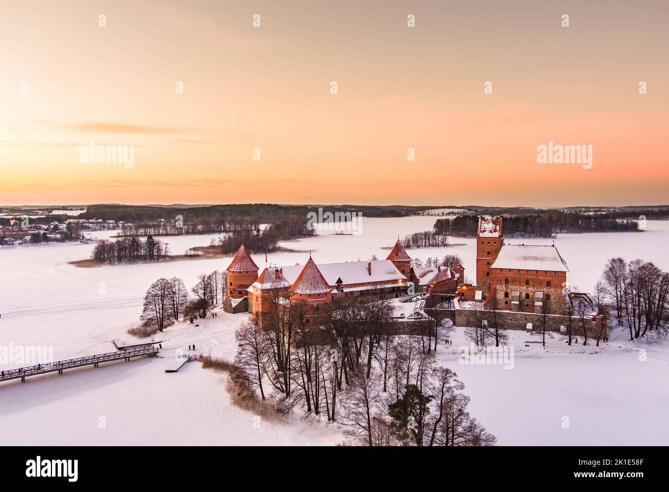 Beautiful sunset trakai castle snow hi-res stock photography and images ...