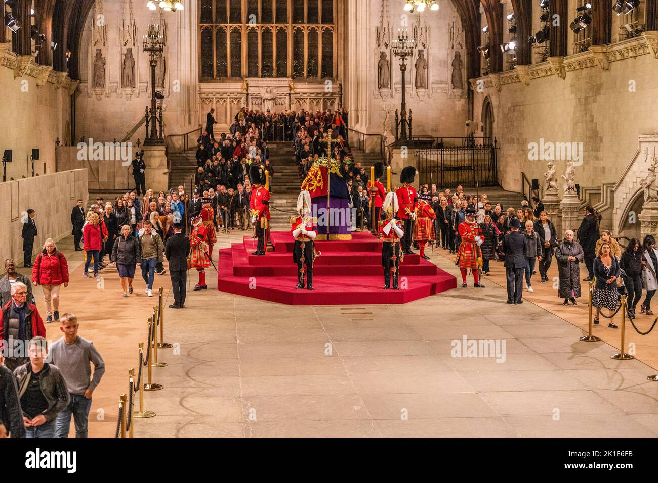 London, UK. 16th Sep, 2022. Members of the public pay their respects to ...