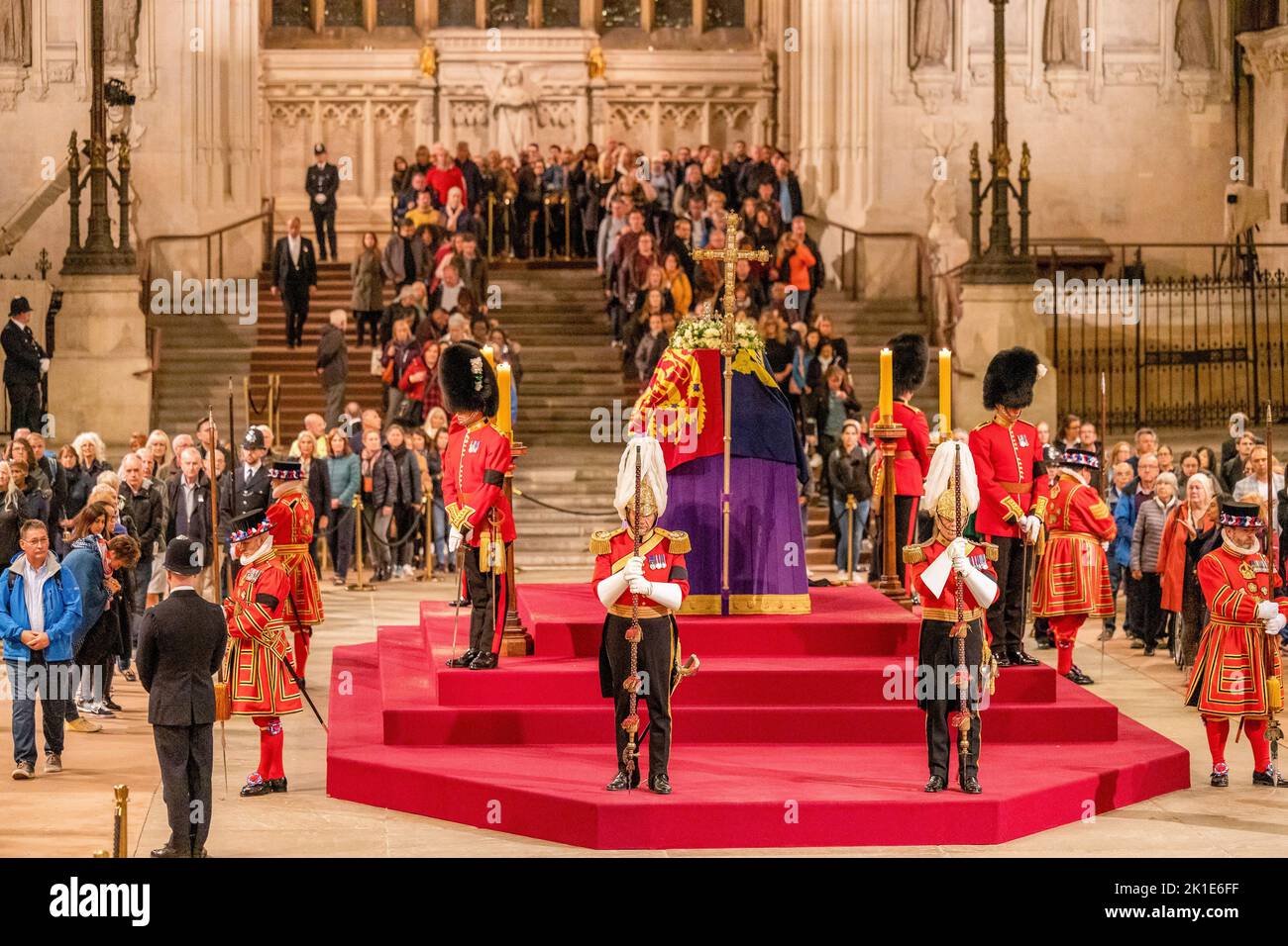 London, UK. 16th Sep, 2022. Members of the public pay their respects to ...
