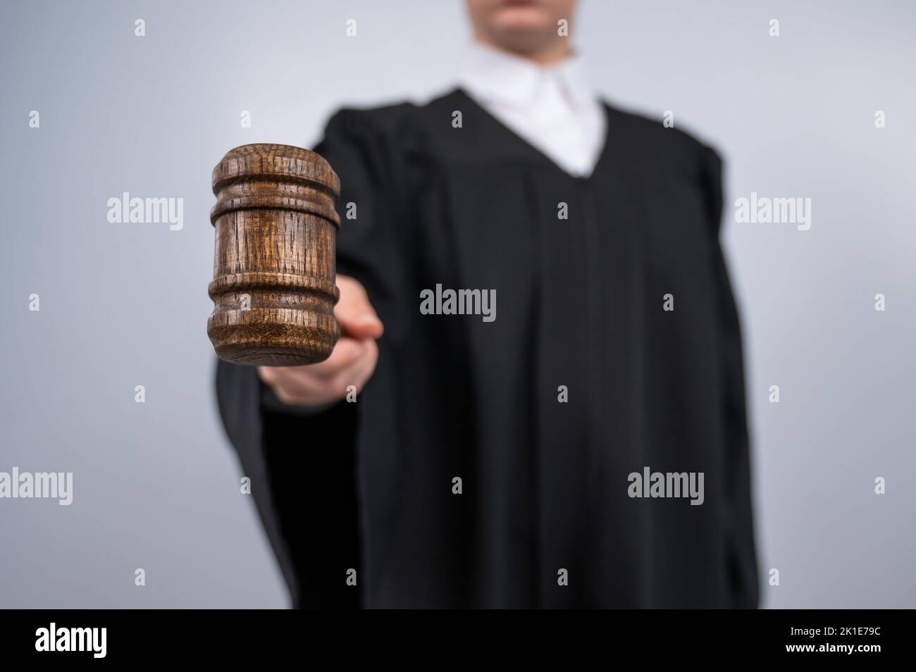 Faceless female judge in a robe holding a court gavel Stock Photo - Alamy