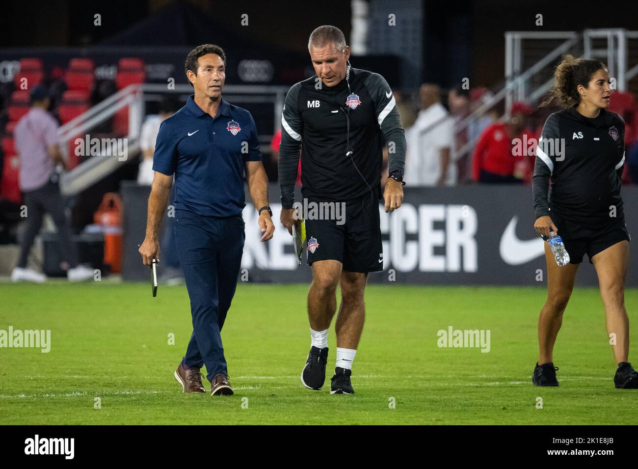 Spirit Interim Head Coach Albertin Montoya speaks with Spirit Assistant ...