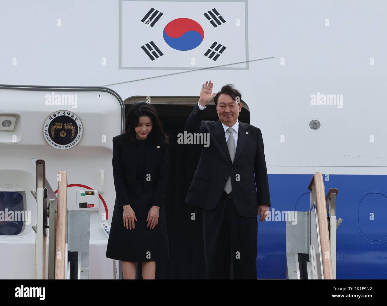 18th Sep, 2022. President Yoon, first lady leave for London President ...