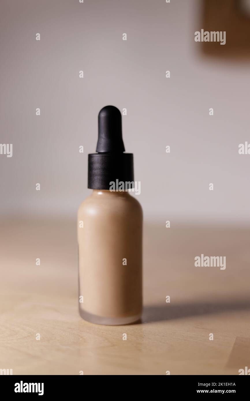 Foundation applicator hi-res stock photography and images - Alamy