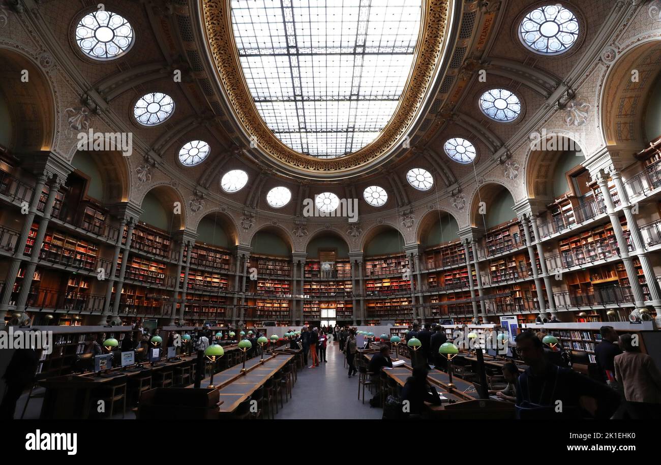 Paris, France. 17th Sep, 2022. People visit the Oval Room of the ...