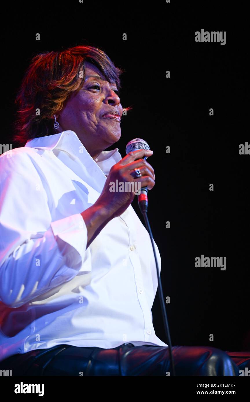 Gwen Dickey Performing on The Giants Of Soul Tour at Sheffield City ...