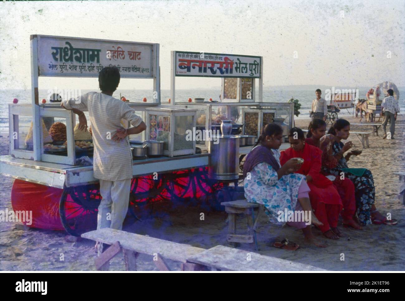 Bhel Puri Wala, Juhu Beach, Mumbai Stock Photo - Alamy