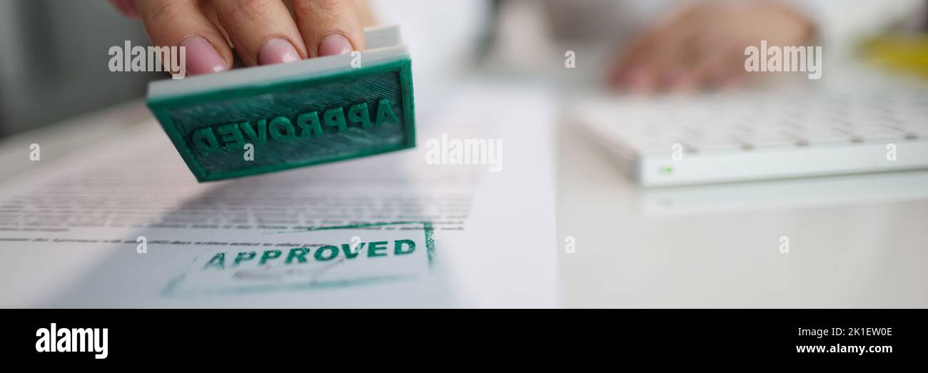 Approve document icon hi-res stock photography and images - Alamy