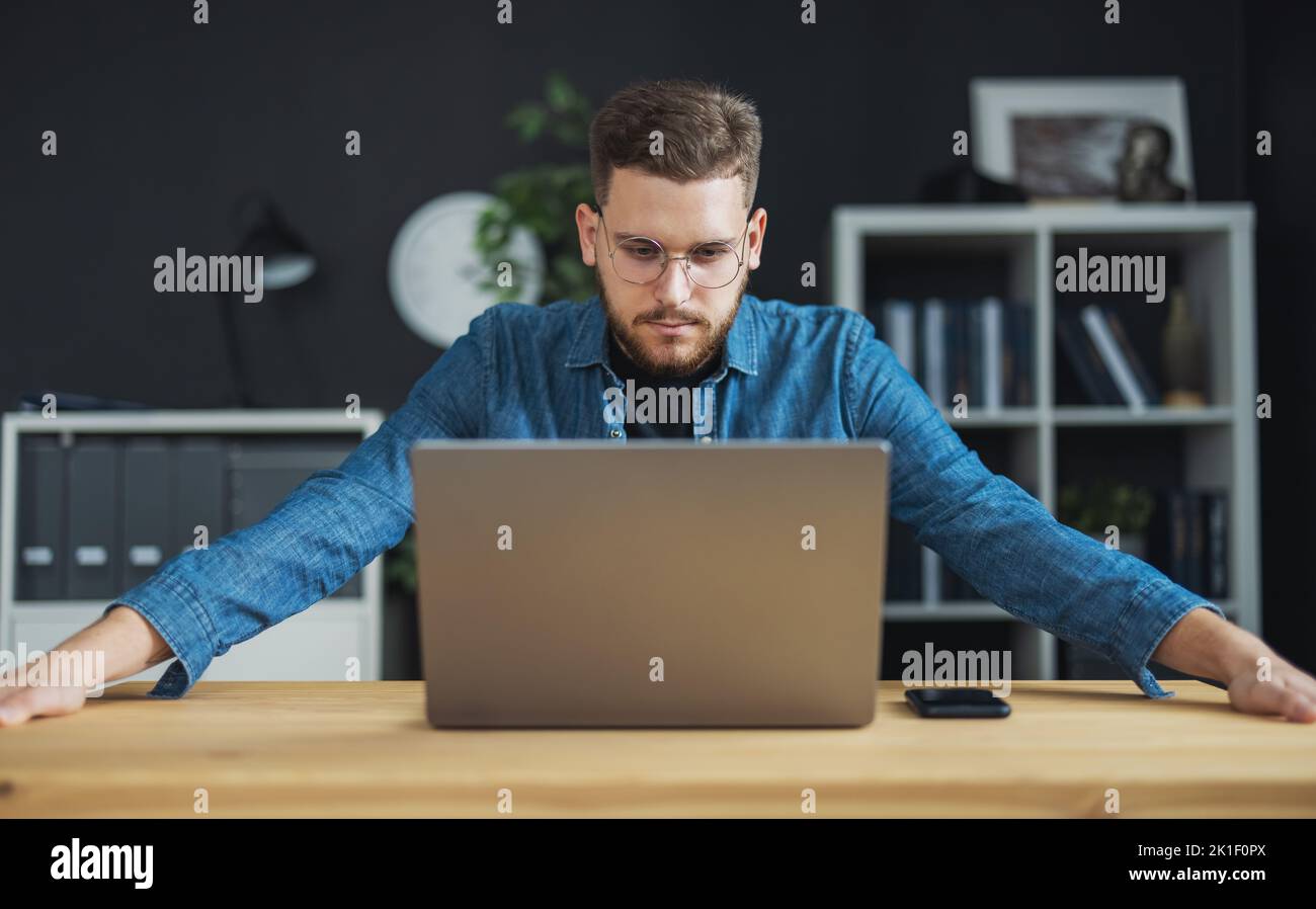 Database coder hi-res stock photography and images - Alamy