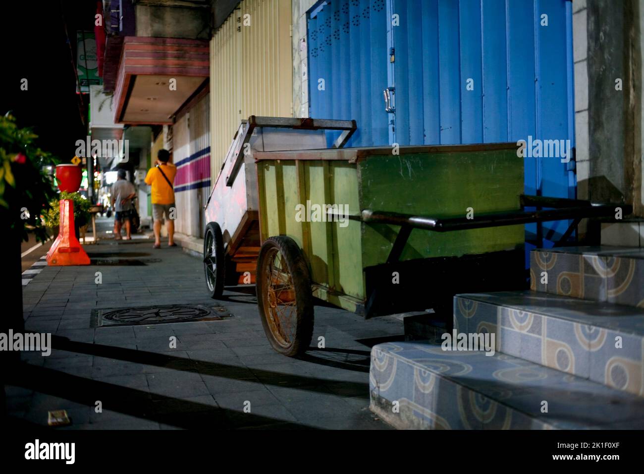 Sidewalk vendor stall hi-res stock photography and images - Alamy