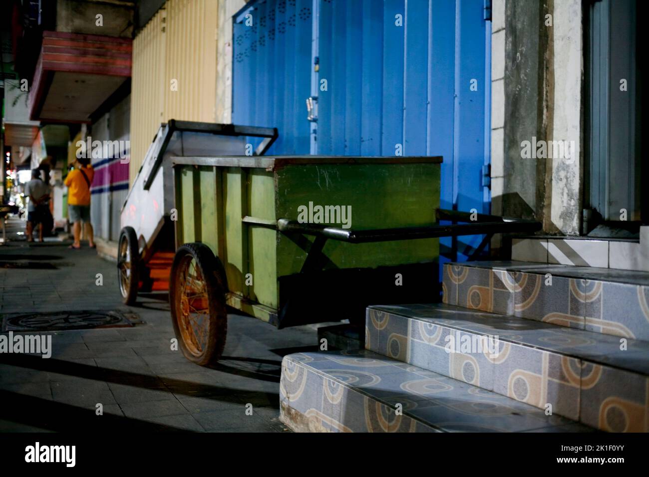 Street vendors cart in the sidewalk at night Stock Photo - Alamy