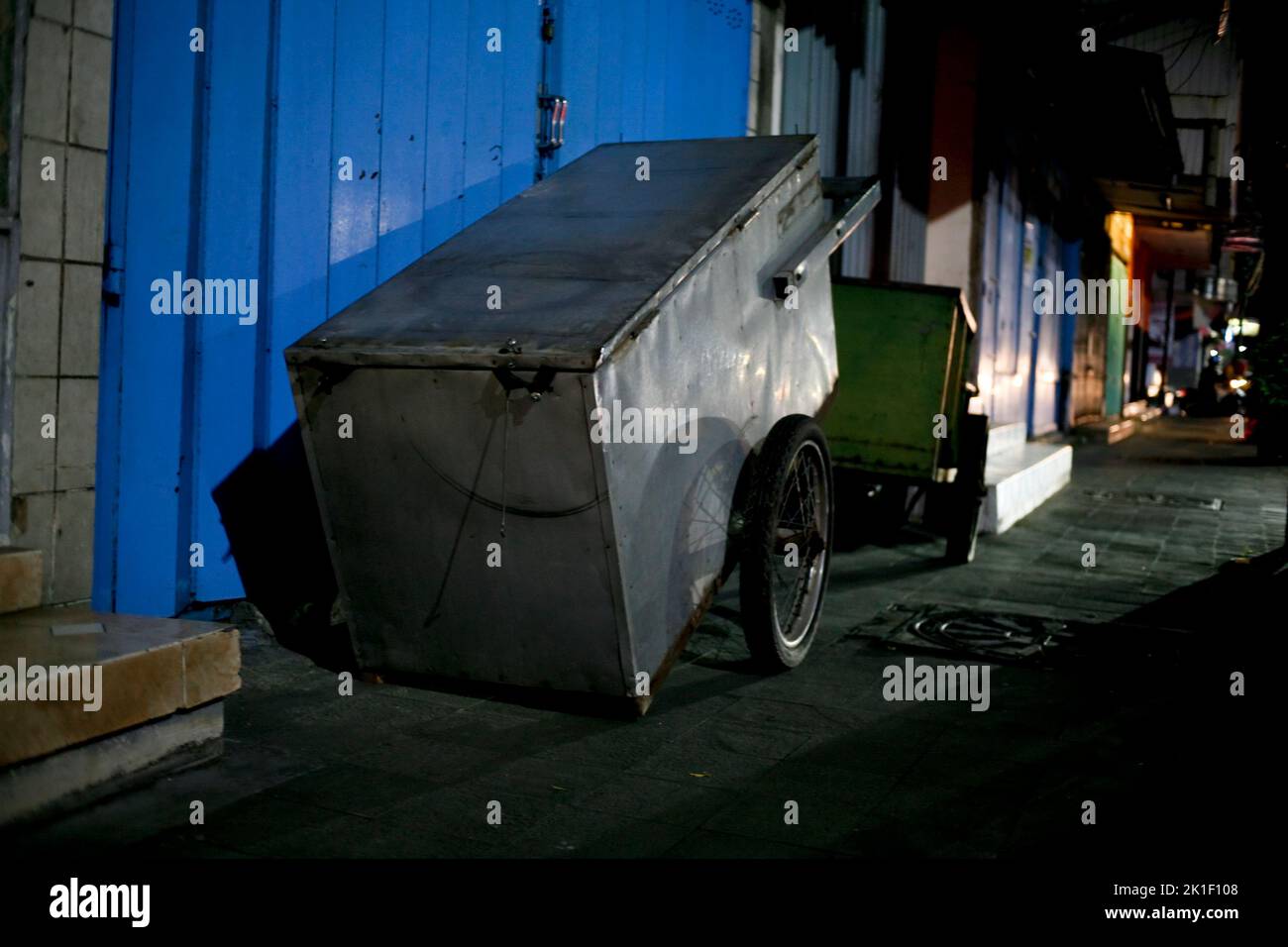 Street vendors cart in the sidewalk at night Stock Photo - Alamy