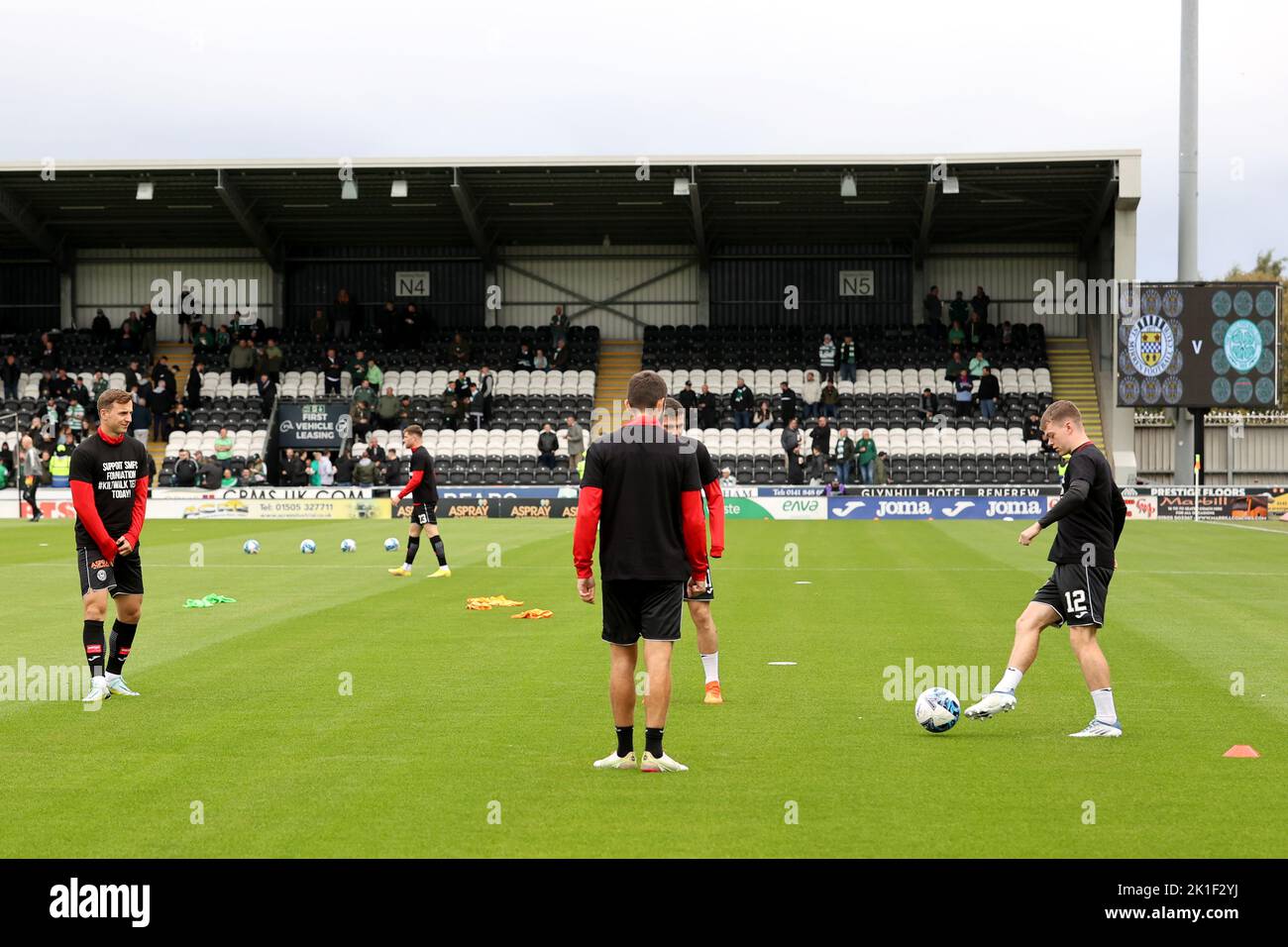 St Mirren players warming up ahead of the cinch Premiership match at ...