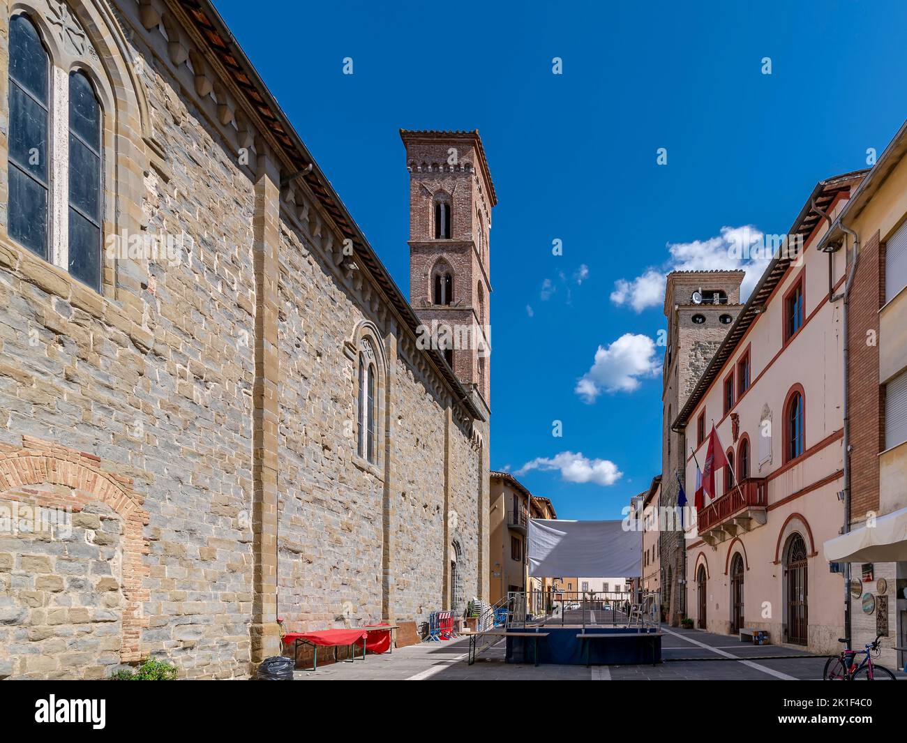 The central Piazza dei Consoli in the historic center of Deruta ...