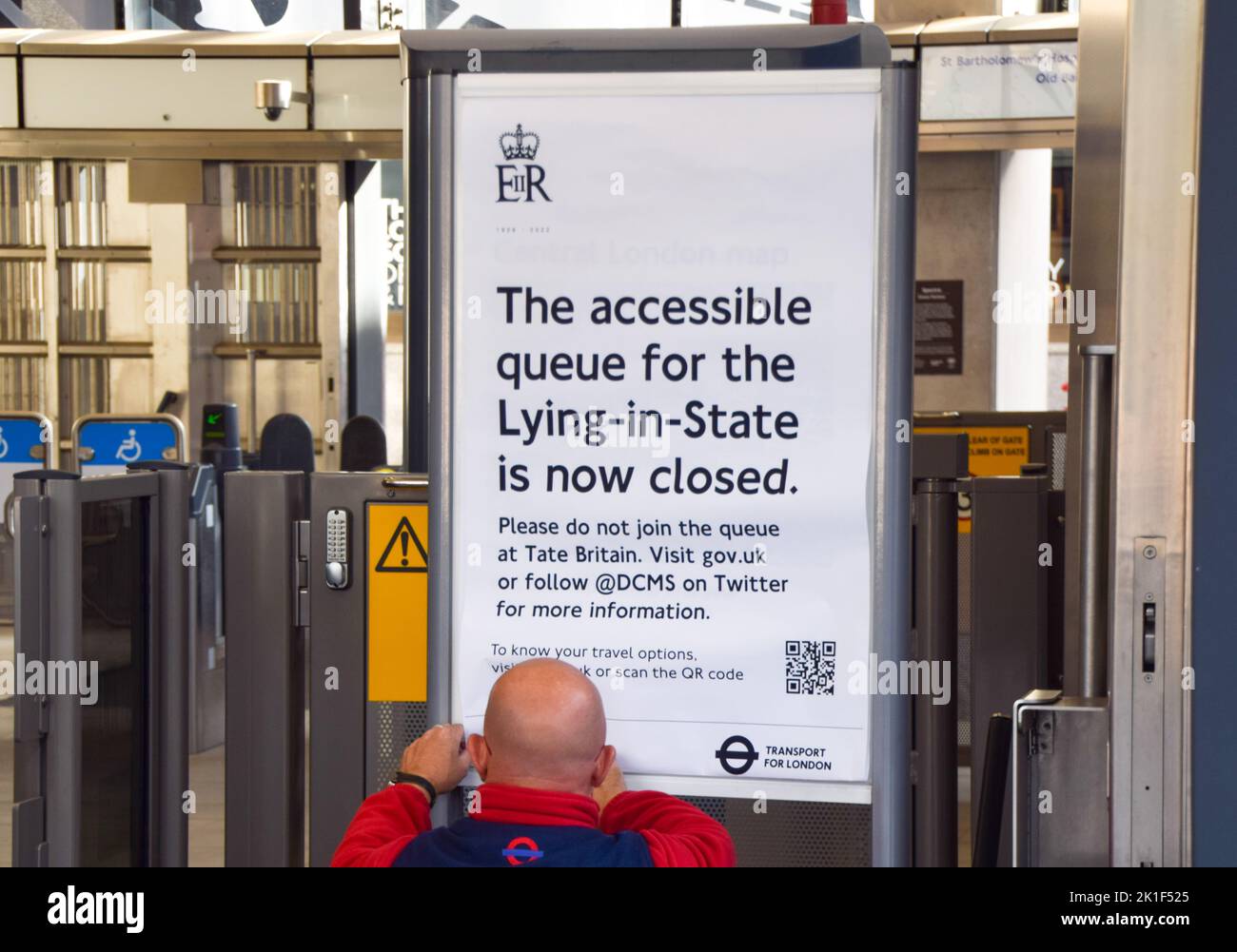 London, UK. 18th Sep, 2022. A worker at a London Underground station ...