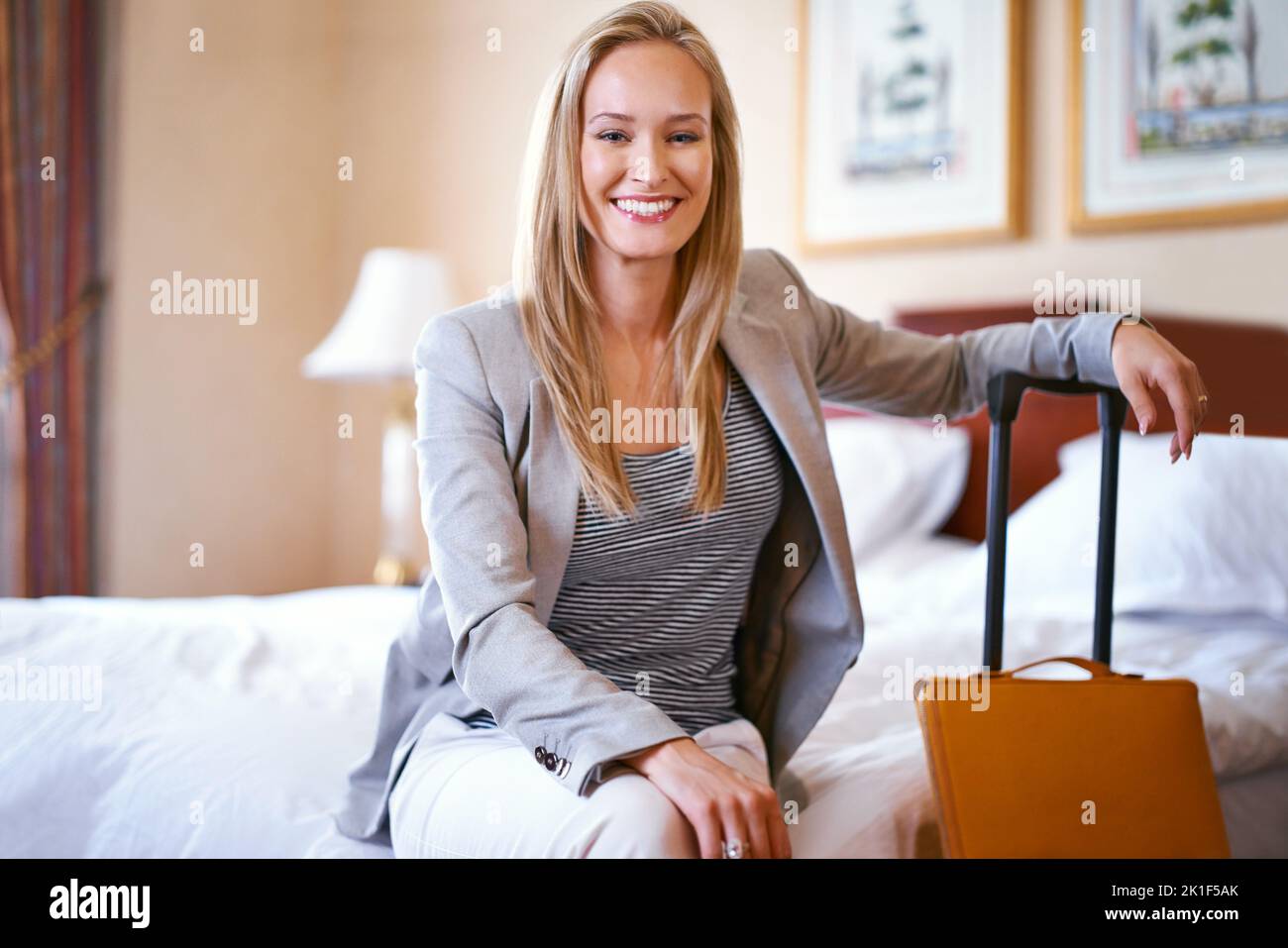 Hotel room woman guest hi-res stock photography and images - Alamy