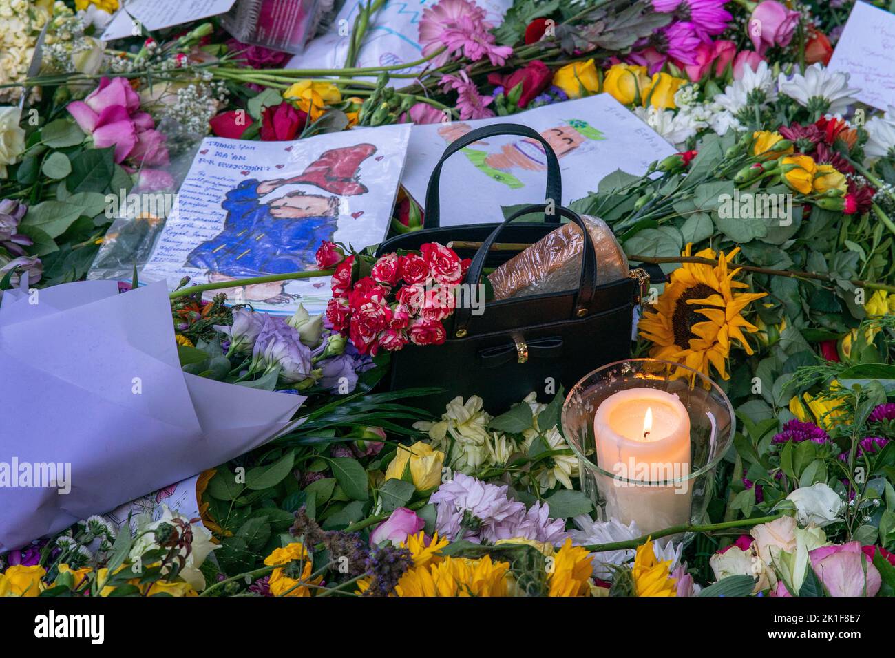 Tributes for Queen Elizabeth II including Corgis made from flowers ...