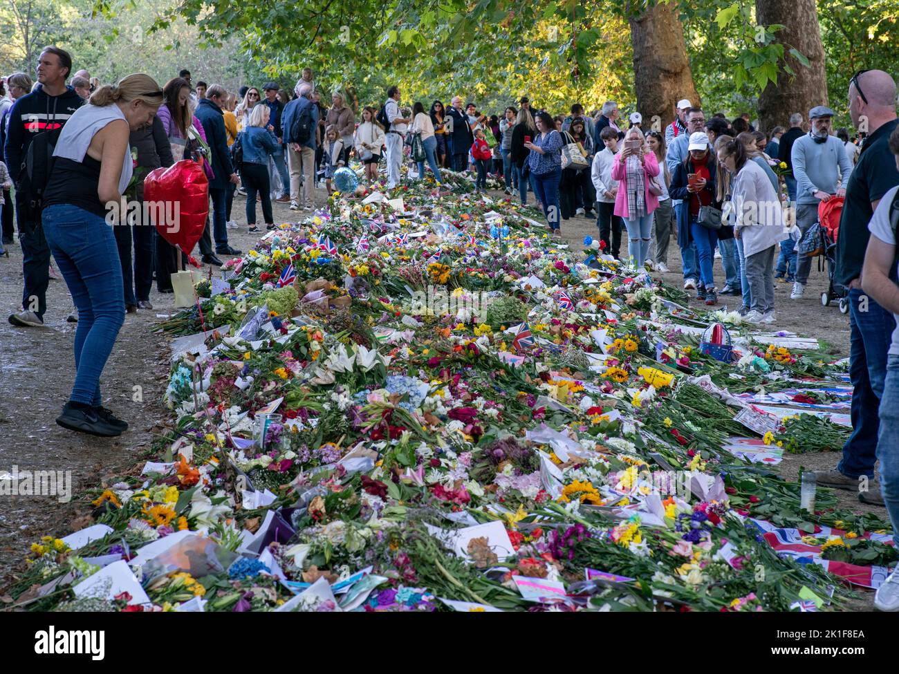 Tributes for Queen Elizabeth II including Corgis made from flowers ...