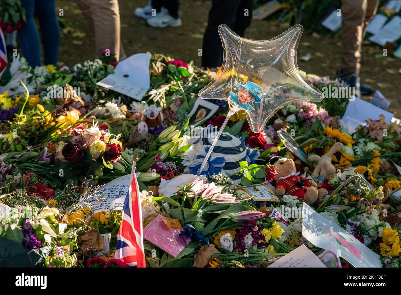 Tributes for Queen Elizabeth II including Corgis made from flowers ...