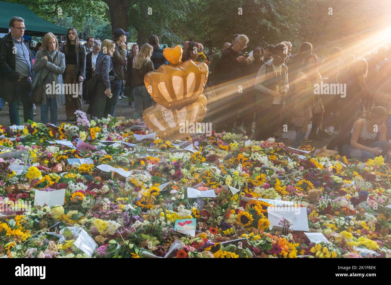 Tributes for Queen Elizabeth II including Corgis made from flowers ...