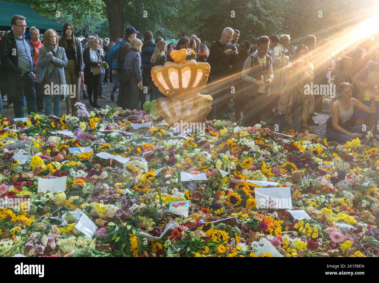 Tributes for Queen Elizabeth II including Corgis made from flowers ...